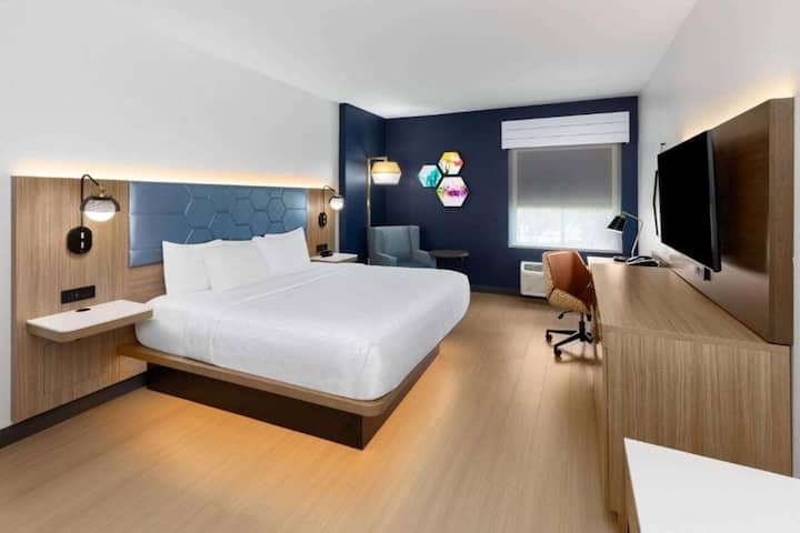 Laquinta San Antonio | King Room | Free Breakfast - Helotes, TX