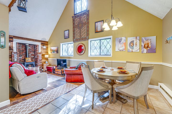 Fishing, Fun & Fall Foliage! Pocono Lake Cabin - Pocono Mountains, PA