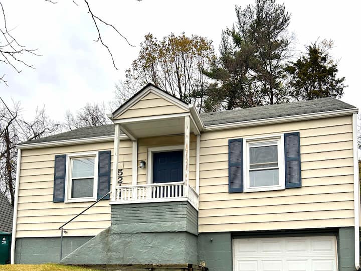 Charloe House: 2br + Bonus Room, Near Cincinnati A - Cincinnati, OH