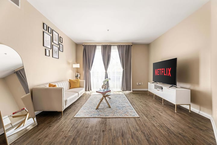 Lux Marina View Oasis 2 Bd | Free Parking & Pool - Santa Monica, CA