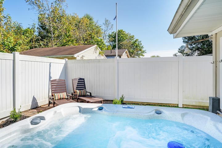 Craig Beach Escape · Hot Tub & 5-min Walk To Beach - Lake Milton, OH