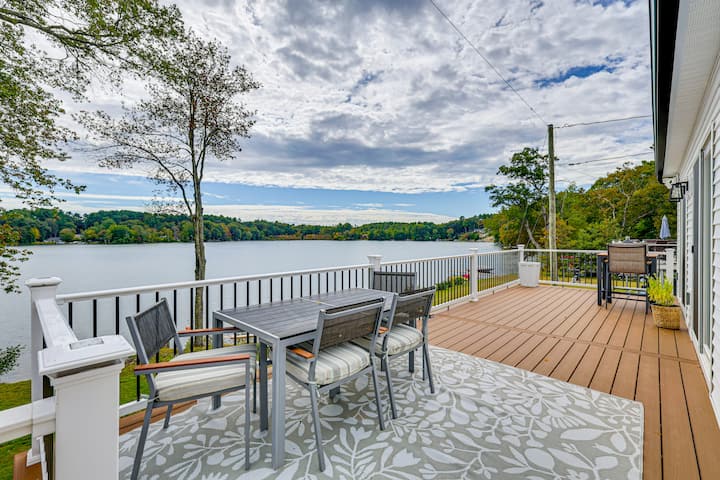 Hooked On Nature: Waterfront Thompson Retreat - Lake Chaubunagungamaug, MA