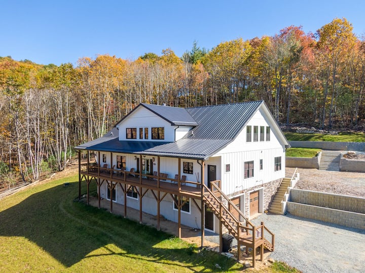Luxe Mountain Haven- Mtn Views, Hot Tub, Game Loft - West Jefferson, NC