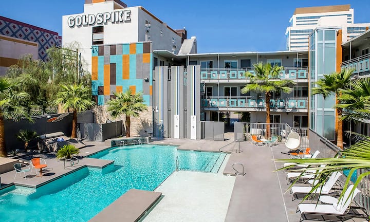 Poolside Queen Room With Retro-vibe (21+ Only) -