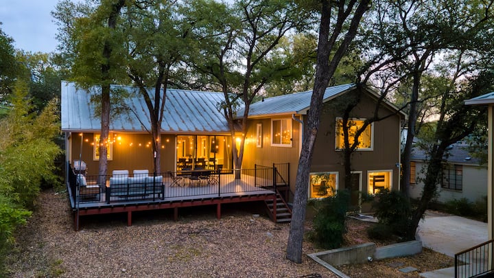 Group-friendly Stay W/ Game Room + Outdoor Dining - Austin, TX