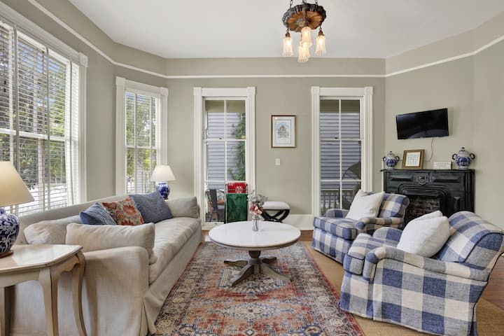 Historic Savannah Escape | Heated Pool Access - Savannah, GA