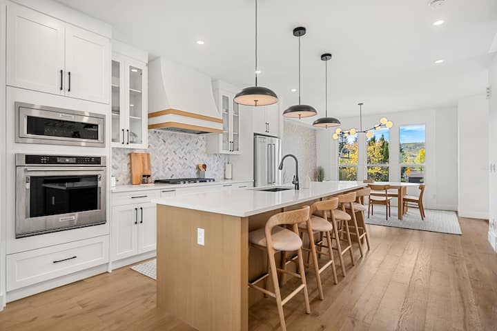 The Nordic Glow - 3-br, Wifi, Yard, +Style - Calgary