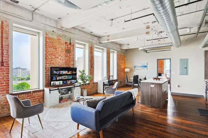 Downtown Retreat | Pool • Gym • Free Parking - Dallas, TX