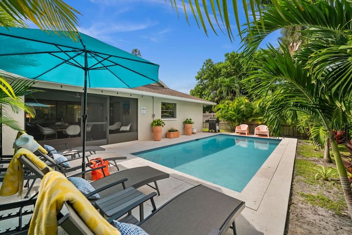 Luxe Reno W/secluded Pool & Beach Parking Pass - Naples Park, FL
