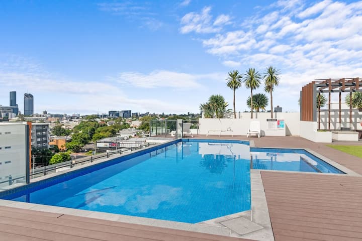 Stylish West End Stay With Rooftop Pool Bbq - Brisbane