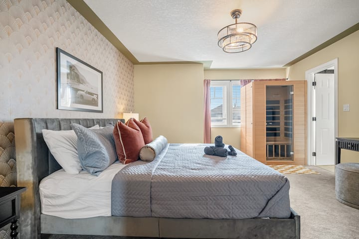 Hollywood Hideaway | 15 Min To Dt W/ Sauna+theatre - Edmonton