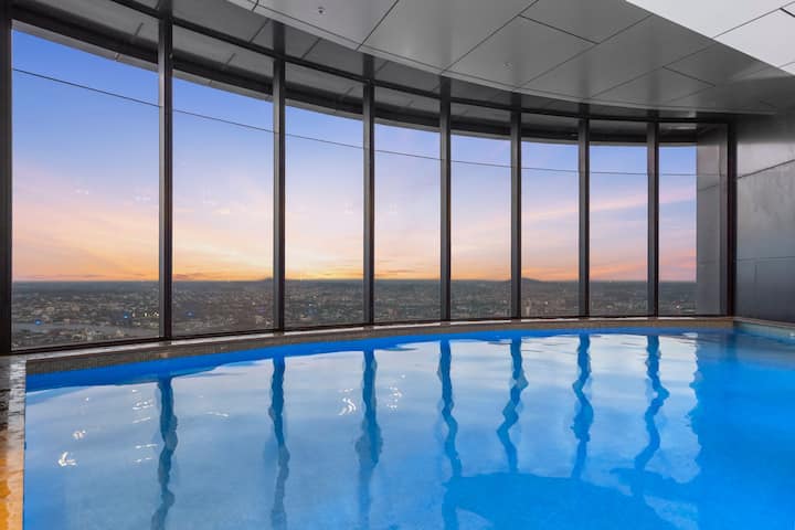 Skyline Views! 81st High Floor Cbd • Pool + Wifi - 브리즈번