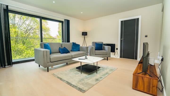 Spacious 2 Bed Apartment In Birmingham - Solihull