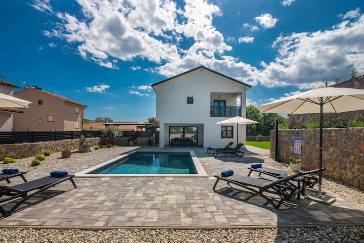 Villa Taralis With Heated Pool - Punat