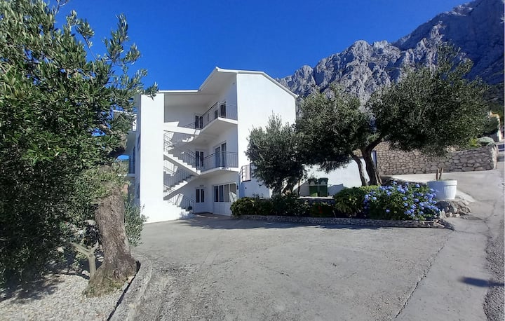 2 Bedroom Lovely Apartment In Veliko Brdo - Makarska