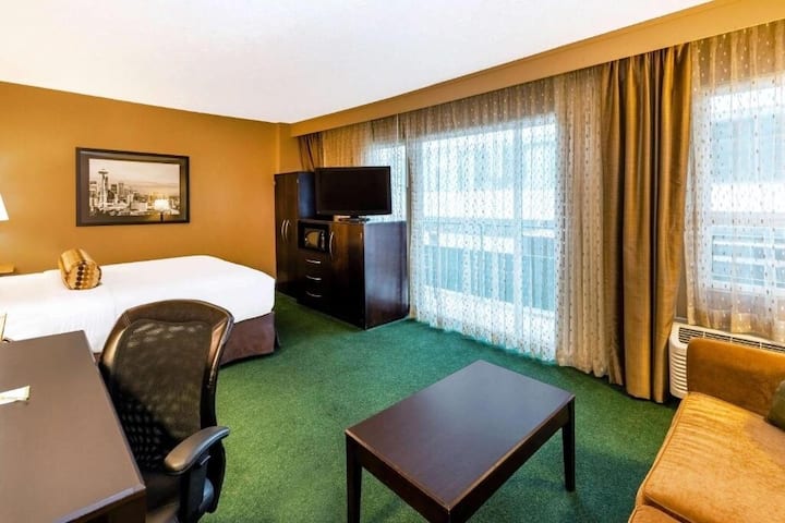 La Quinta Seattle | Queen Bed | Near Pier 57 - Seattle, WA
