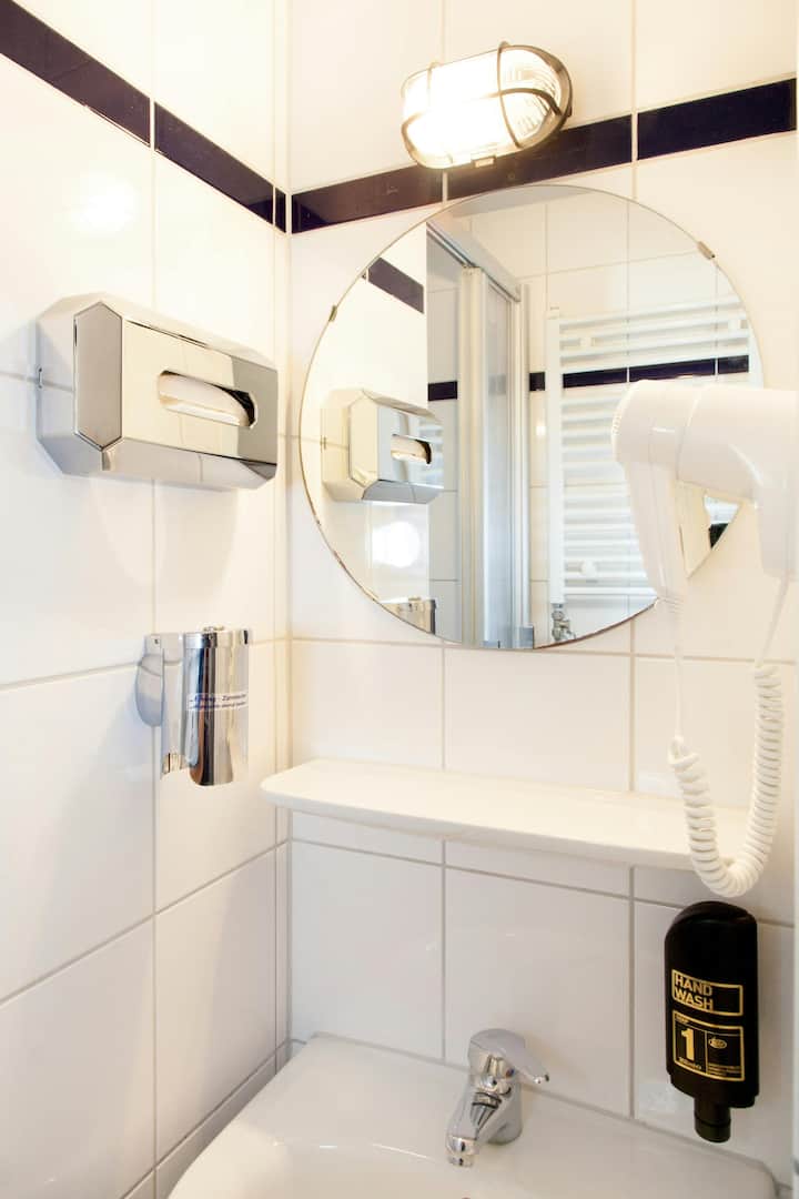 Private Room + En-suite Bath At A&o Berlin Mitte - Berlin