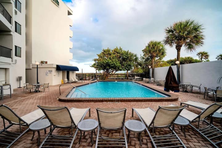 2 Queens | La Quinta Cocoa | Oceanfront Balcony - Cape Canaveral, FL