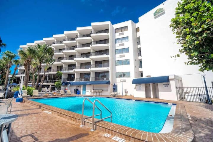 La Quinta Cocoa | King + Sofa Bed | Ocean View - Cape Canaveral, FL