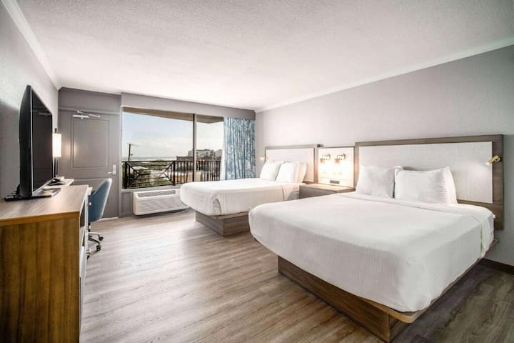 2 Queens | La Quinta Cocoa | Ocean Or Pool View - Cape Canaveral, FL