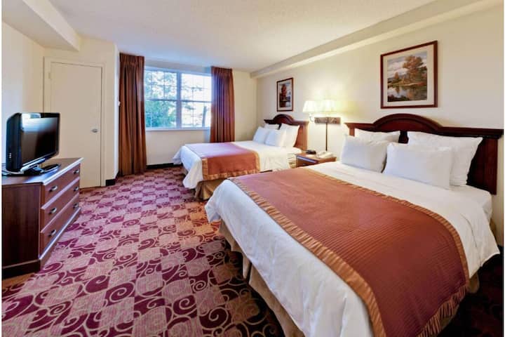 2 Queens, 1br Suite | Hawthorne Louisville | Pool - Louisville, KY