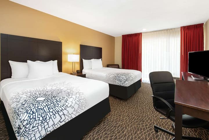 2 Dbl Beds | La Quinta Clearwater | Pet Friendly - Clearwater, FL