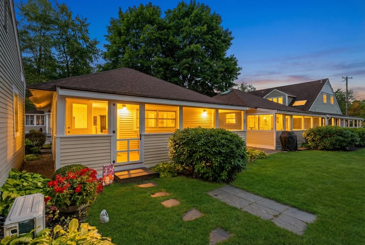 Waterfront Cottage|dock + Pool |Lake Winnipesaukee - Ellacoya State Park, Gilford