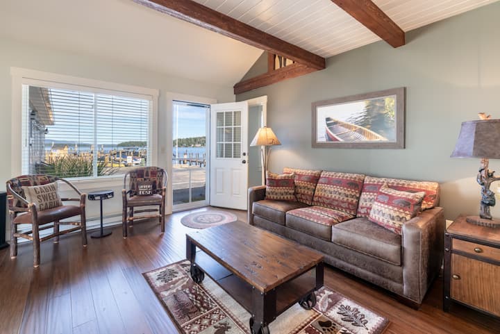 Charming Waterfront Cottage On Lake Winnipesaukee - Gilford, NH