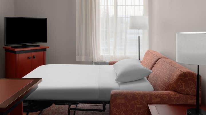 Roll-in Shower & Fully-equipped Kitchen - Folsom, CA