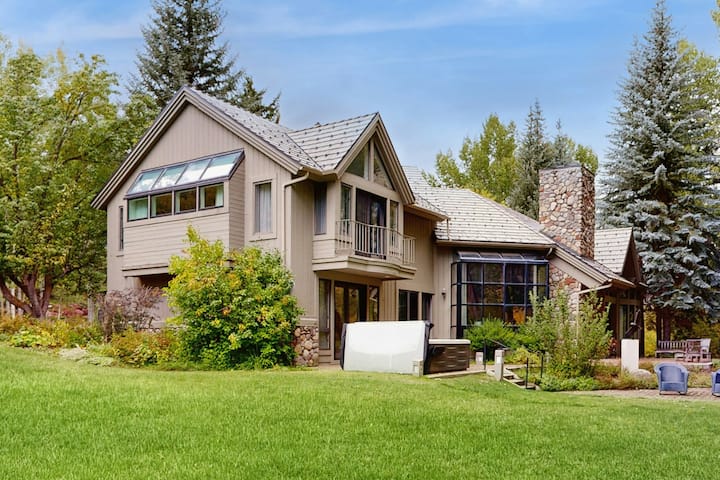 4 Br Luxury Home With Hot Tub And Wood Fireplace - Avon