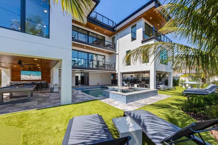Lido Luxe Estate: Rental With Pool & Rooftop Deck - Sarasota, FL