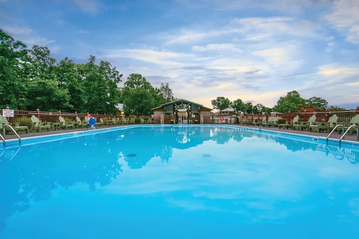 Resort Bliss | 3 Rooms, Pools, Golf & Movie Night - Branson, MO