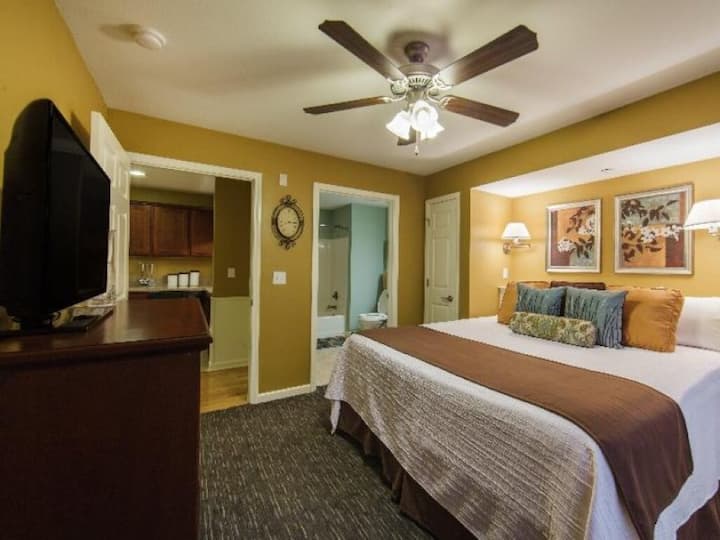 Game On & Chill Out | 3 Rooms, Pools & Sports - Branson, MO