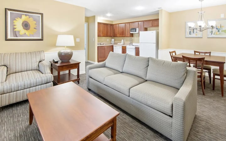 4-room Family Retreat | Hot Tubs, Pools & Golf - Branson, MO