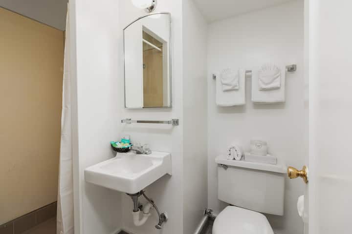 39-40 2nd Fr Courtyard Condo Balcony/kitchen - Lincoln City, OR