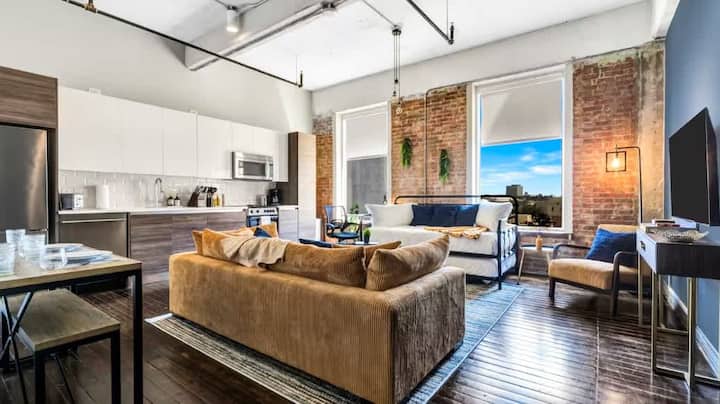 Urban Luxe Loft | Free Valet, Pool & 24/7 Gym - Dallas, TX