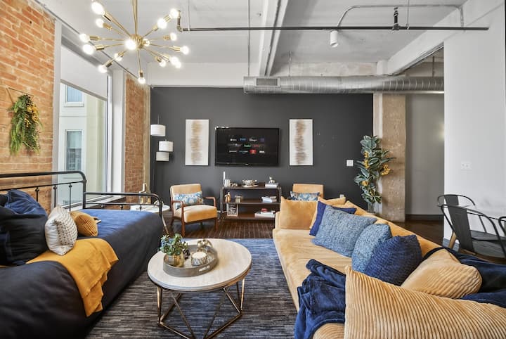 Urban Luxe Loft | Free Valet, Pool & 24/7 Gym - Dallas