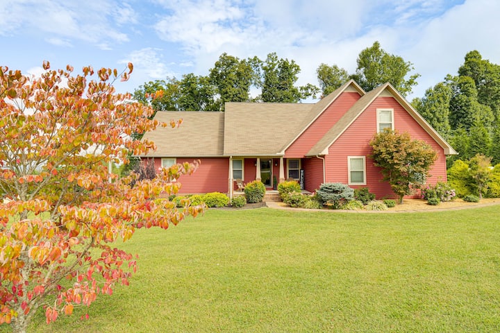 Hot Tub & Scenic Deck! Spacious Cookeville Retreat - Cookeville, TN