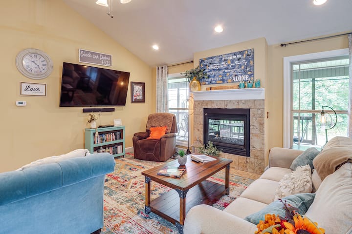 Hot Tub & Scenic Deck! Spacious Cookeville Retreat - Cookeville, TN