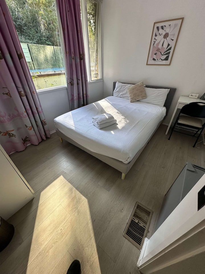 Queen Bed Room Surrounded By Greenery In Pymble - Sydney