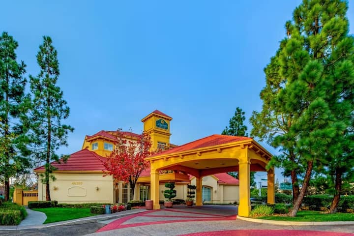 Close To Mission Peak + Free Breakfast. Pool. Gym. - Fremont, CA