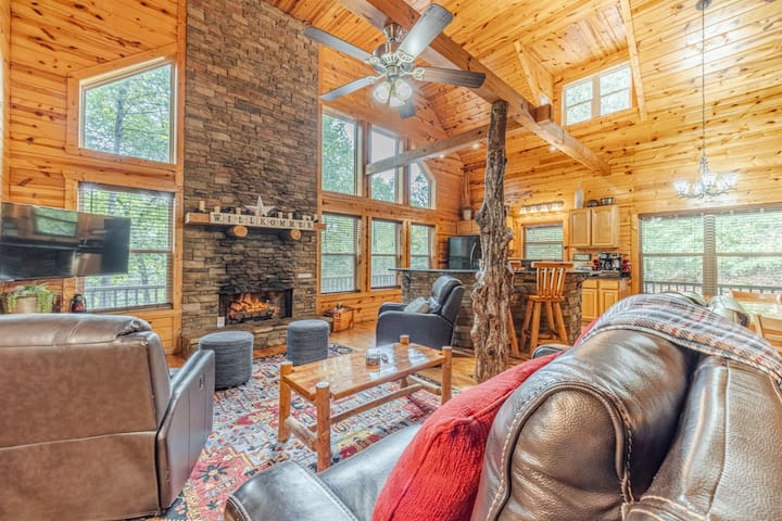 Luxury Getaway Cabin W/ Game Room And Hot Tub - Clarkesville, GA
