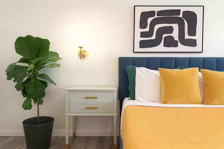 Goldengirlsgem@dtwn,6thstreet - Austin