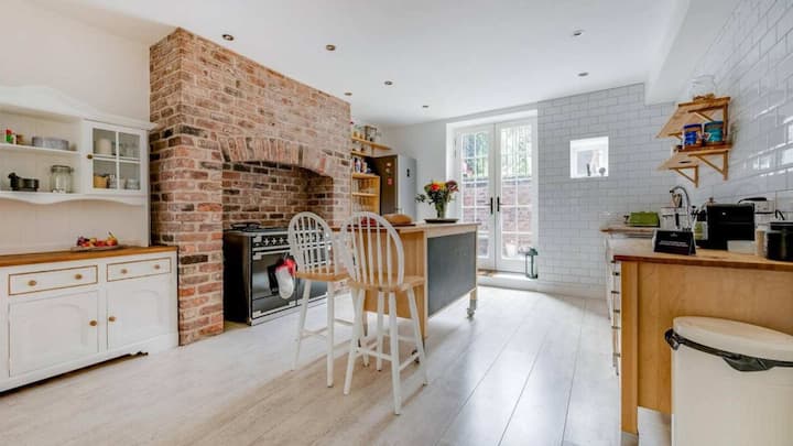 Georgian Residence | 4br Modern Living, Sleeps 8! - Guernesey