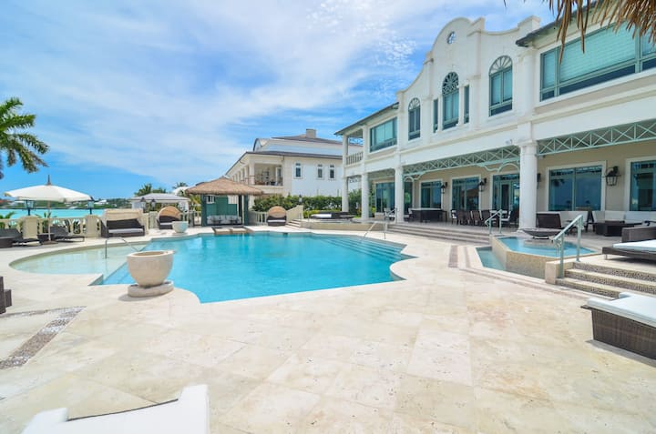 Elegant Caribbean Villa With Grand Design - 나사우