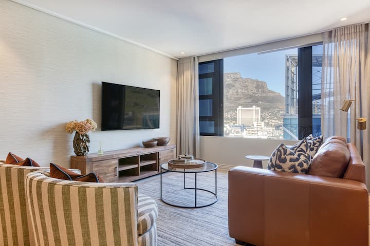 Sky-high City Stay |Table Mountain Views | Pool - Camps Bay