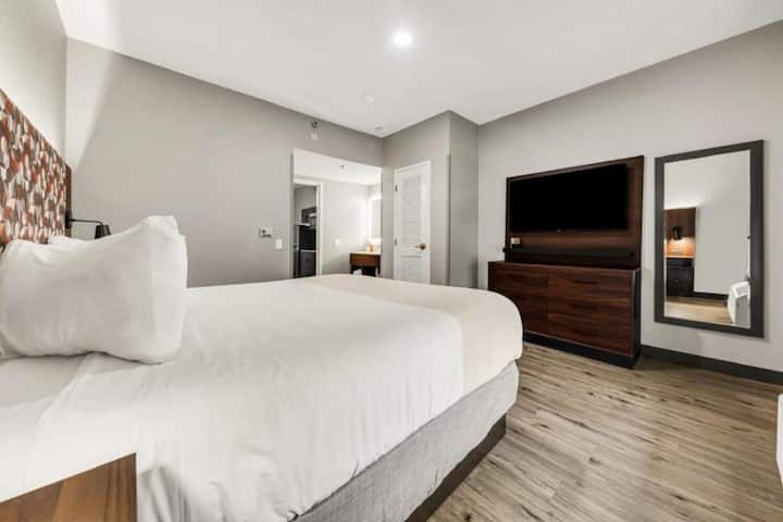 King Room | Hawthorn College Station | Kitchenette - Bryan, TX