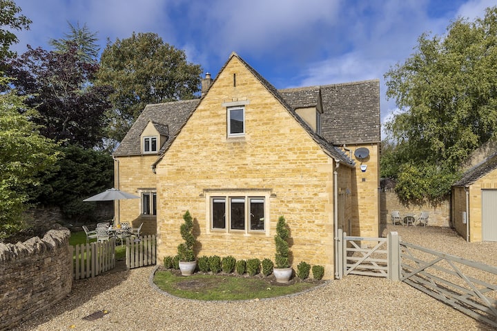Stunning Cotswold Property - St Mary's Cottage - Bourton-on-the-Water