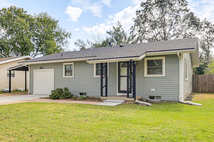 2 Mi To Zoo, Fenced Yard: Family Home In Wichita! - Sedgwick County Zoo, Wichita