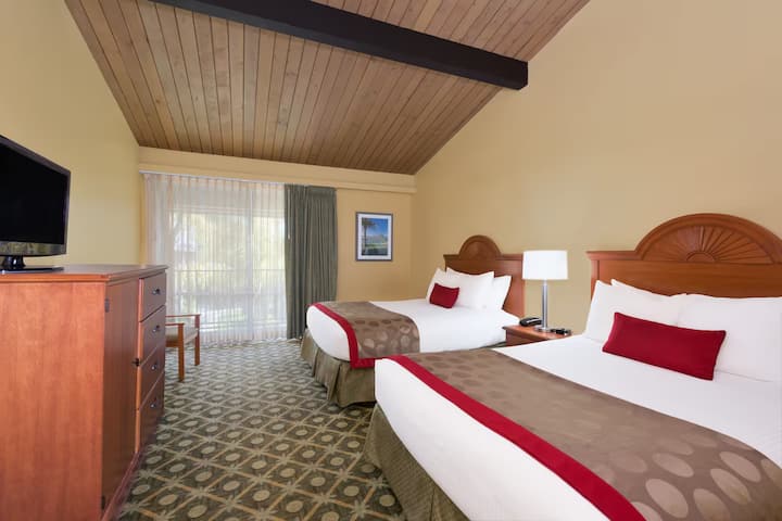 2 Queen Beds | Ramada Santa Barbara | Outdoor Pool - Goleta, CA